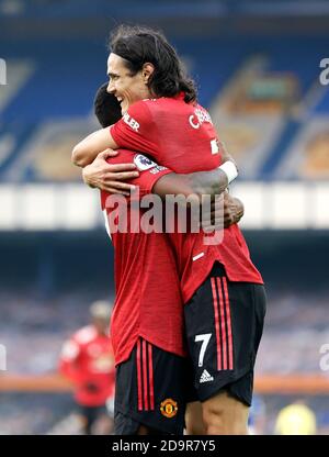 Edinson Cavani (à droite) de Manchester United célèbre le troisième but ...