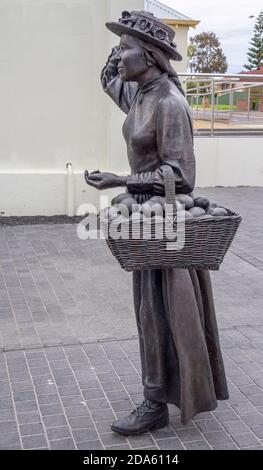 Statue de bronze Femme pionnière par le sculpteur Greg James sur Queen ...