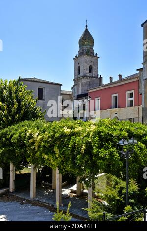 Une rue à Santa Croce del Sannio, un village de la région Campanie en ...