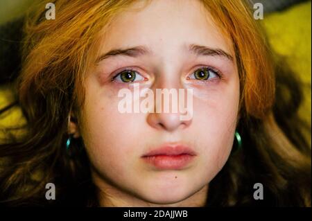 petite fille triste après avoir pleuré. Pleurs petite belle fille avec ...