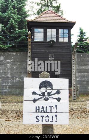 "Halt stoj !', stop avec tête de mort à Auschwitz, camp de ...