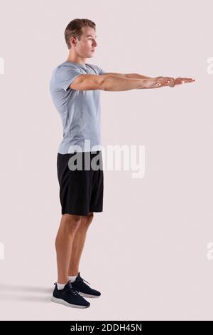 Squats. Entraînement de sportif professionnel caucasien isolé sur fond ...