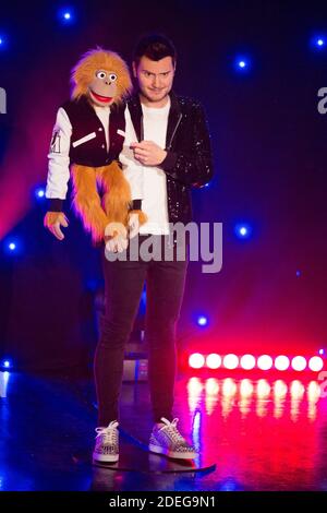 Le ventriloquiste Jeff Panacloc et la marionnette de son singe Jean-Marc dévoilent sa cire au ...