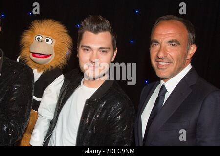 Nikos Aliagas lors du ventriloque Jeff Panacloc et de la marionnette de son singe Jean-Marc ...