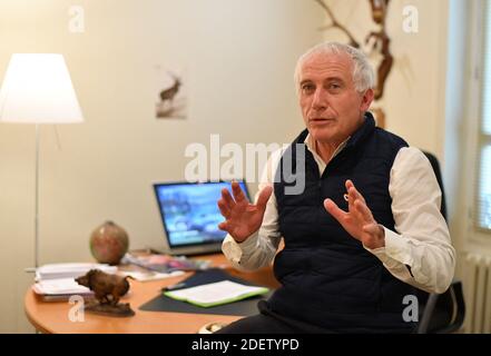 Exclusif - Portrait de Thierry Coste, lobbyiste à son bureau de Paris ...