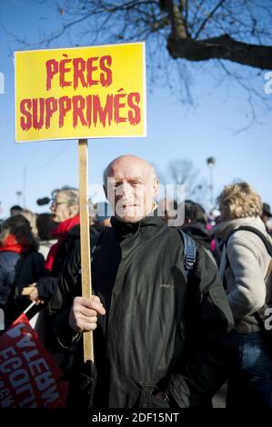 Les manifestants défilent à Paris pour le Manif pour tous ...