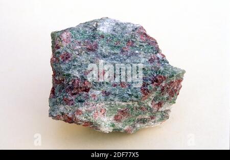 L'éclogite est une roche métamorphique avec des cristaux de grenat ...