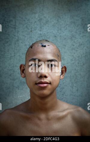 Portrait de moine chauve, tonsure rituel à Amarapura monastère, Myanmar ...