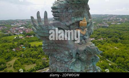 Gros plan de la statue de Wisnu à Garuda Wisnu Kencana, parc culturel ...