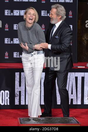(G-D) Sharon Stone et Jeff Bridges à la cérémonie de main et empreinte ...