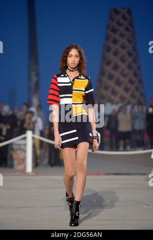 Yasmin Wijnaldum marche sur la piste au TommyLand Tommy Hilfiger Spring ...