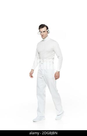 Le casque Cyborg et l'objectif numérique pour les yeux touchent le ...