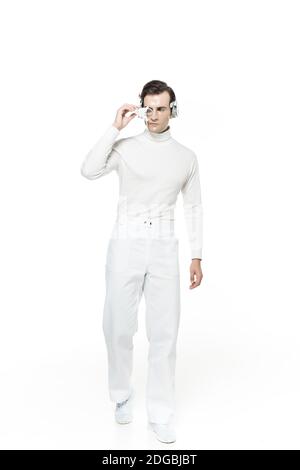 Le casque Cyborg et l'objectif numérique pour les yeux touchent le ...