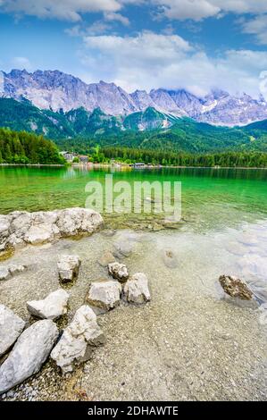 Plage paradisiaque au lac Eibsee. Magnifique paysage avec de l'eau bleu clair dans les Alpes ...