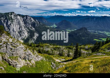 Vallée avec forêts et villages sous le lac Grundlsee dans le Alpes de ...