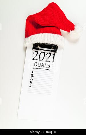 2021 résolutions du nouvel an avec décorations de Noël. Vue de dessus ...