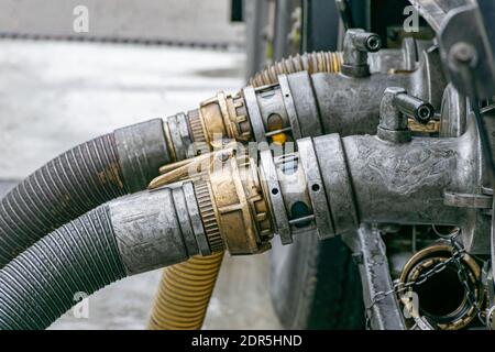 Camion-citerne à carburant déchargeant à une station-service ...