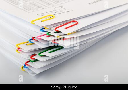Feuilles de papier agrafes agrafées dans la pile Photo Stock - Alamy