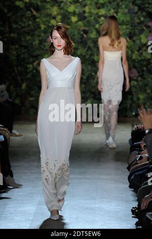 Un modèle présente une création du designer Didit pour son salon de la ...