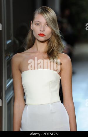 Un modèle présente une création du designer Didit pour son salon de la ...