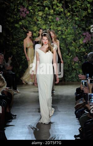 Un modèle présente une création du designer Didit pour son salon de la ...