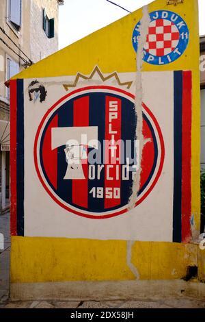 Torcida, Hajduk Split Supporters groupe allumé des torches sur le front ...