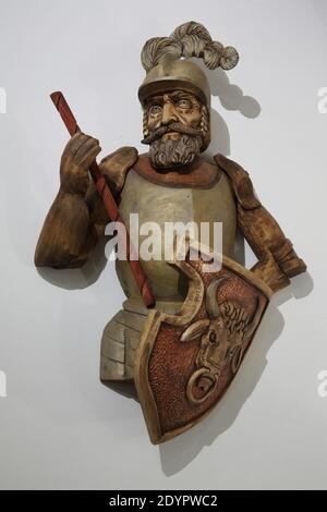 Sculpture d'un chevalier au bouclier et armoiries sur Roehrbrunnen ...