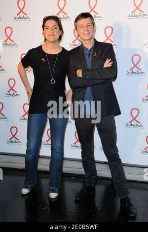 Anthony Bellanger et Emilie Aubry posant à un photocall pour la fête de ...