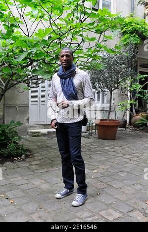 EXCLUSIF - la chanteuse Thierry Cham pose pour notre photographe sur l'Afrique n°1 radio à Paris ...