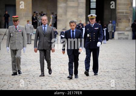 Le chef d'état-major de l'armée, l'amiral Edouard Guillaud, et le ...