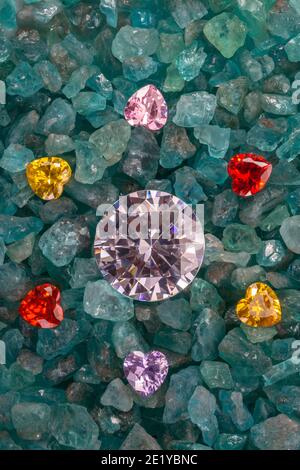 les diamants améthystes violets sont placés dans une enclave de ...