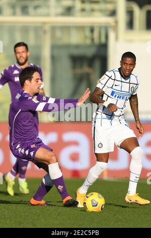 Ashley Young (Inter)Giacomo Bonaventura (Fiorentina) pendant le match ...