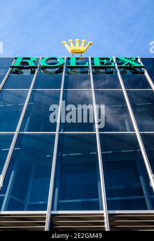 Vue à angle bas du logo Rolex en haut d'un bâtiment au siège de la ...