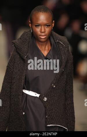 Un modèle présente une création pour le salon de la collection prêt-à ...