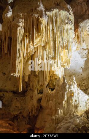 Grotte calcaire des formations de stalactites et de stalagmites, la ...