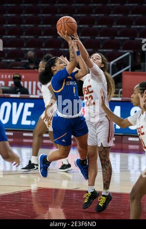UC Riverside Highlanders garde Jada Holland (4) conduit à Panier contre ...