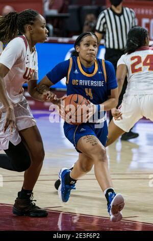 UC Riverside Highlanders garde Jada Holland (4) conduit à Panier contre les chevaux de Troie de ...