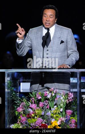 Le chanteur Smokey Robinson parle lors du service commémoratif de ...