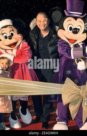 Sébastien Cauet, Mickey et Minnie dévoilent le marché de Noël sur les ...