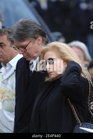 Sylvie Vartan et son mari Tony Scotti à l'enregistrement de vivre Dimanche le 15 novembre 2011 à ...