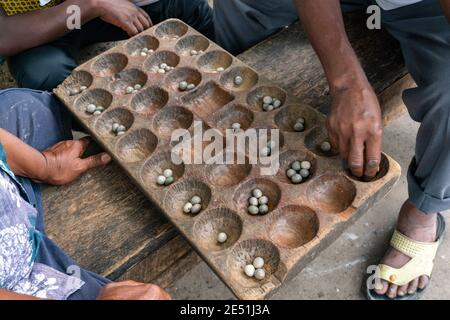 Un jeu en bois africain traditionnel avec des graines, l'awale. Concept ...
