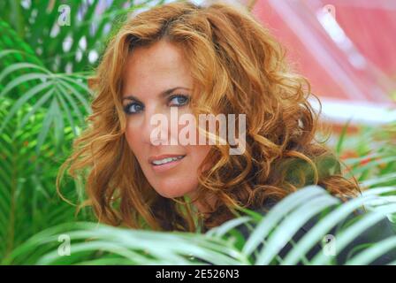 Natacha Amal pose pour des photos lors du 48e Festival de télévision de ...