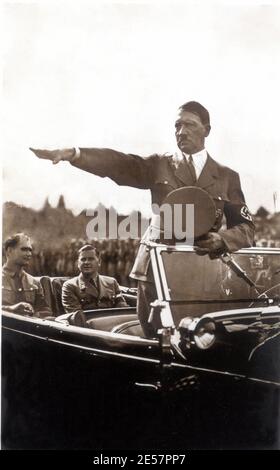 1889 - 1945 Adolf Hitler. assis sur un avion. Homme politique allemand ...