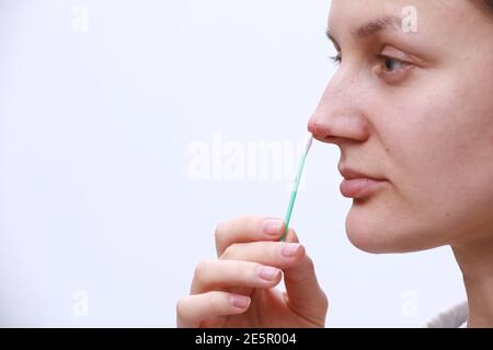 L'herpès sur le nez - jolie jeune femme avec l'herpès sur le nez. Virus ...