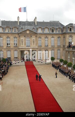 Le président élu Nicolas Sarkozy descend le tapis rouge avec le ...