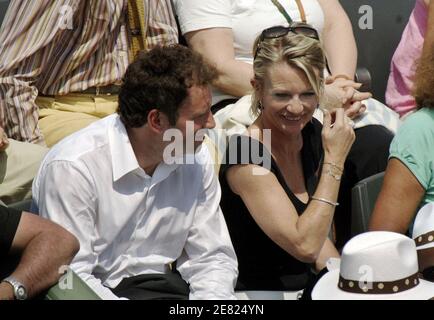 Le présentateur français de télévision Pierre Sledge et sa femme Sophie ...