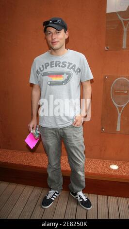 Le présentateur de la télévision française Marc-Olivier Fogiel pose au ...