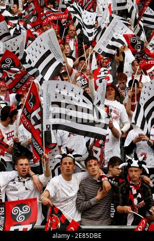 L'équipe de Guingamp avec la coupe lors du match de finale de football ...