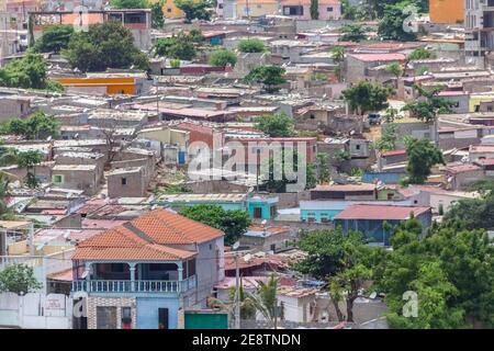 Luanda / Angola - 12/07/2020: Vue aérienne d'un quartier pauvre dans la ...