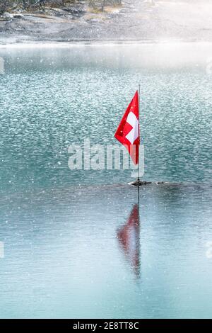 Drapeau suisse, lac Oeschinen Blüemlisalp, Site du patrimoine mondial ...